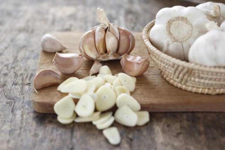 Can Dogs Eat Garlic? Vet Reviewed Risks & Nutrition Advice – Dogster