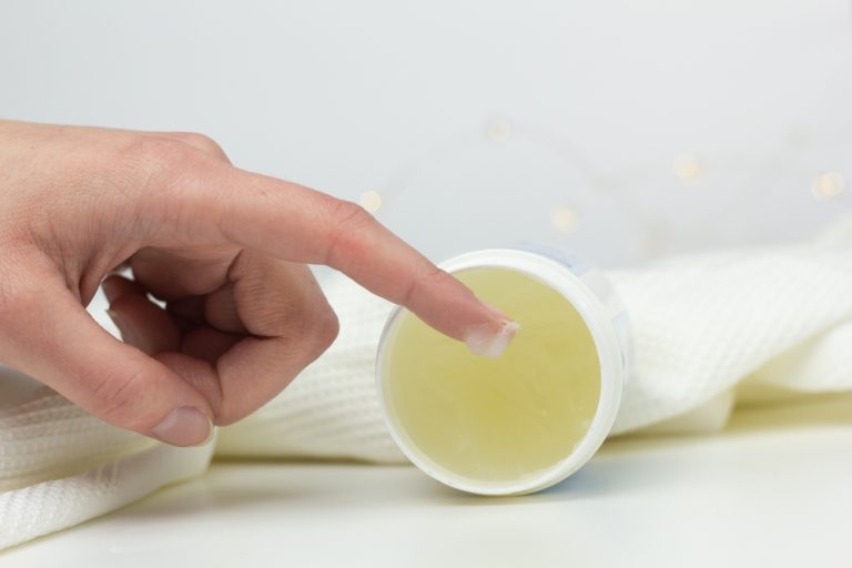 Is Vaseline Veilig voor Honden? Door Dierenartsen Geverifieerde Feiten ...